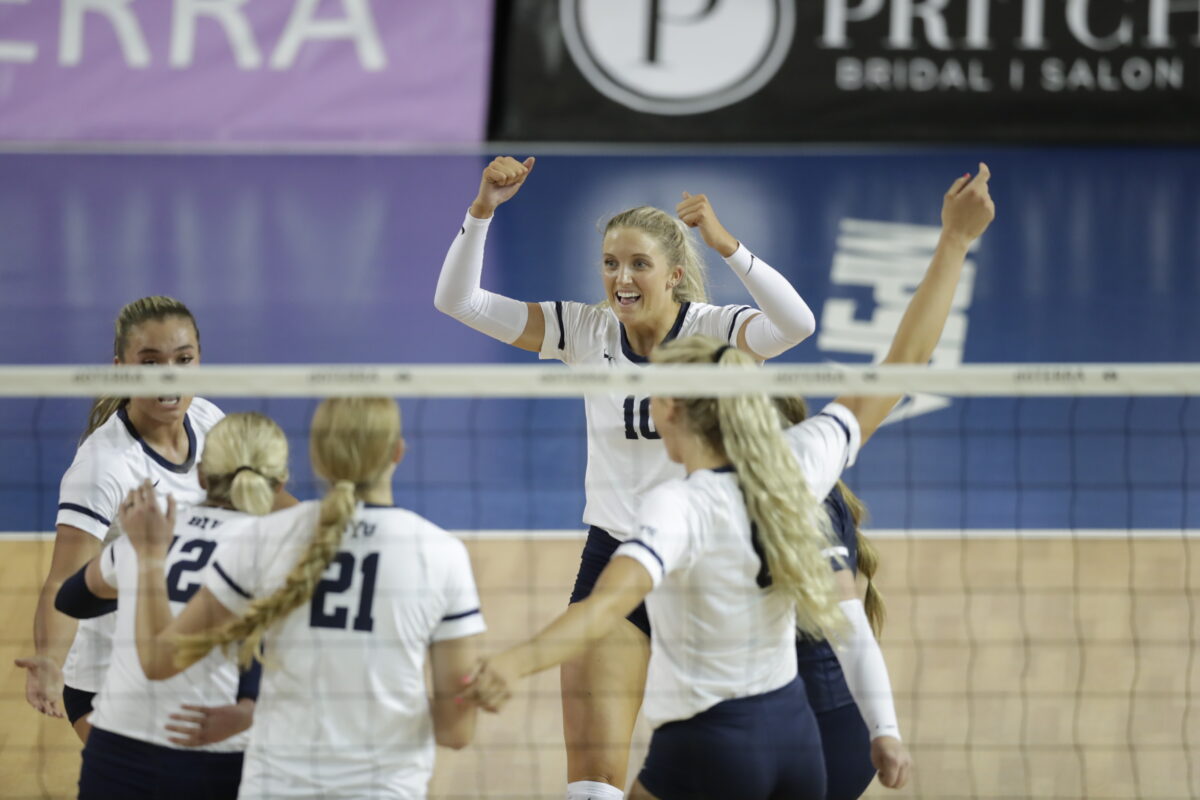 Record Crowd Watches No 10 Byu Womens Volleyball Top Duke News